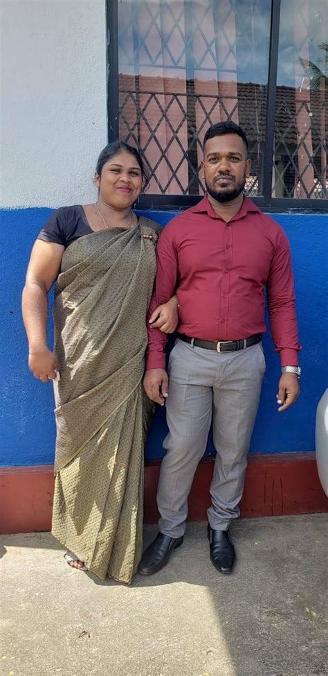 අකුරු සුද්දී මොකෝ මේ උදේ පාන්දරම කුකුළා මල්ලෙන් අරන් වගේ එළියට බැහැලා අපෝ නැන්දා ඔයාගේ