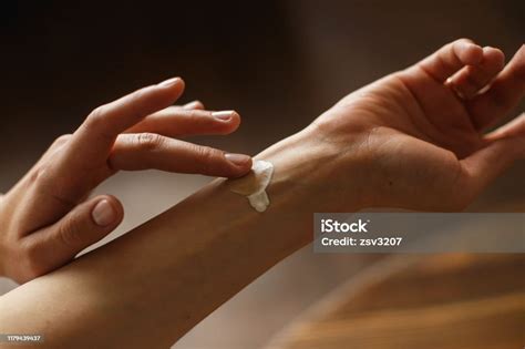 손에 크림을 적용하는 클로즈업 여성 자연 광 크림의 질감 헬스케어 화장품 컨셉 크림 유가공 식품에 대한 스톡 사진 및 기타 이미지 크림 유가공 식품 보습제 회복