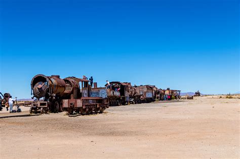 볼리비아 우유니의 그레이트 트레인 묘지 또는 증기 기관차 묘지 객차에 대한 스톡 사진 및 기타 이미지 객차 고물 집적소 고정됨 Istock