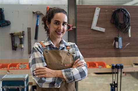 목공 작업장에서 일하는 젊은 여성 목수의 초상화 목재 공장에서 일하는 행복한 미소 짓는 여성 안전에 대한 스톡 사진 및 기타 이미지 Istock