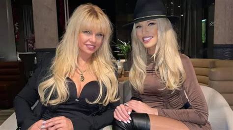 Майката на Натали Трифонова е секси баба