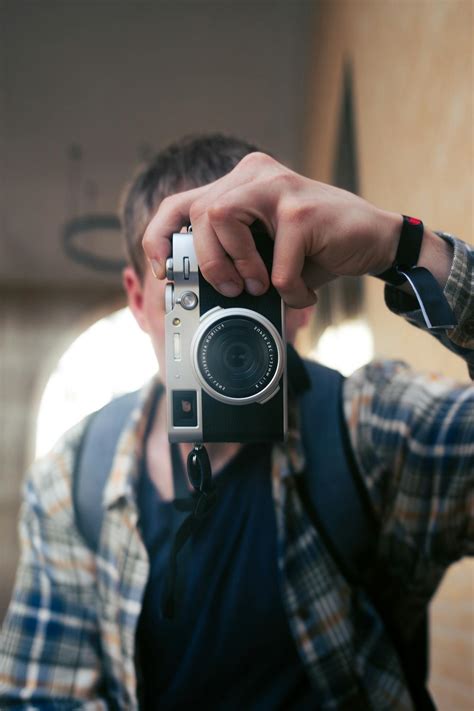 개인적인 거리 사진 거울 건축의 관찰 다이나믹한 도시 도시의 독일 독일 거리 디지털 라이프스타일 렌즈 문화 반사 반사 초상화 방랑벽 배낭