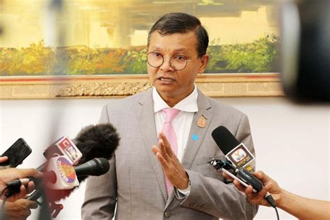 ឯកឧត្តម បណ្ឌិតសភាចារ្យ ហង់ ជួនណារ៉ុន អញ្ជើញផ្ដល់បទសម្ភាសន៍ដល់អ្នកសារព័ត៌មាន ក្រសួងព័ត៌មាន