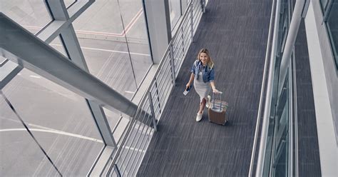 긍정적 인 기뻐하는 젊은 여성은 카메라를 똑바로 보면서 얼굴에 미소를 지으며 사진 Unsplash의 여행 가방 이미지