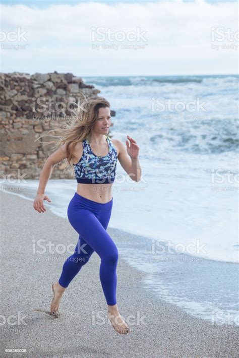 피트 니스 스포츠 교육 체육관 및 라이프 스타일 개념젊은 여성이 해변에서 스트레칭 강사에 대한 스톡 사진 및 기타 이미지 강사 건강한 생활방식 귀여운 Istock