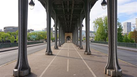 사진에서 아이코 닉 퐁 드 비르하 킴 봄 아침에 파리 프랑스 세 느 강에 파리 지하철에 대한 스톡 사진 및 기타 이미지 파리 지하철 0명 강 Istock