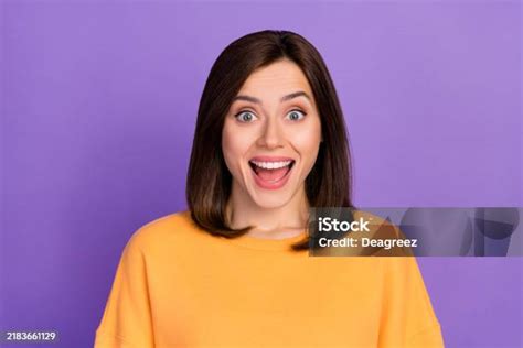 근접 촬영 사진 젊은 예쁜 소녀 같은 사랑 스러운 아가씨 밥 브라운 머리 반응 감정 열린 입 이빨 충격 겨울 판매 절연 보라색 배경 20 24세에 대한 스톡 사진 및 기타