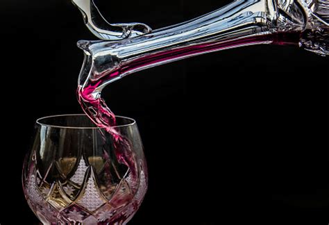 와인 잔에 투수에서 레드 와인을 붓는 플랫 레이 구성 전통적인 와인 제조 및 와인 시음 개념 감정에 대한 스톡 사진 및 기타 이미지 Istock