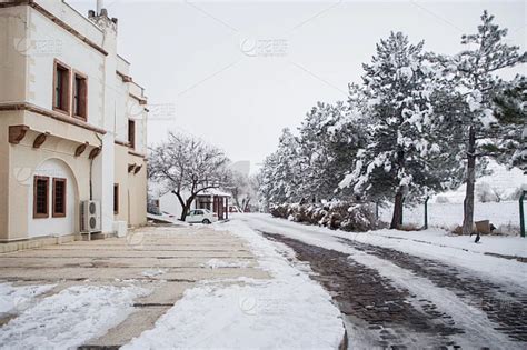 公园建筑和树木上的雪景和雪堆素材 花瓣网