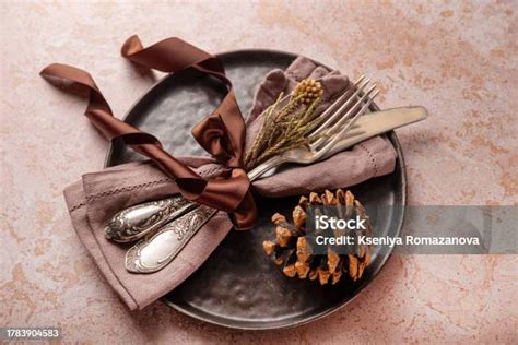 새해와 크리스마스 에코 테이블 설정 개념 베이지색 배경에 에코 크리스마스 장식품이 있는 검은색 빈 접시와 은색 수저 0명에 대한 스톡 사진 및 기타 이미지 Istock