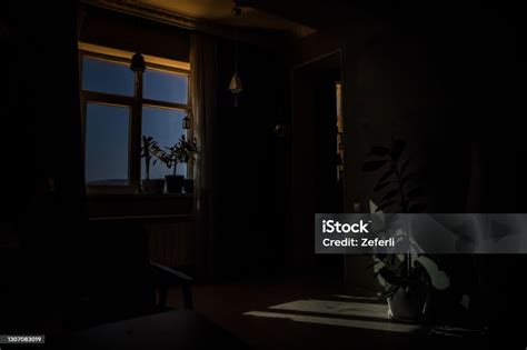 어두운 방에서 창문을 통해 본 달의 밤 장면 어두운 방 안에 달빛 긴 노출 샷 Theatrical Performance에 대한 스톡 사진 및 기타 이미지