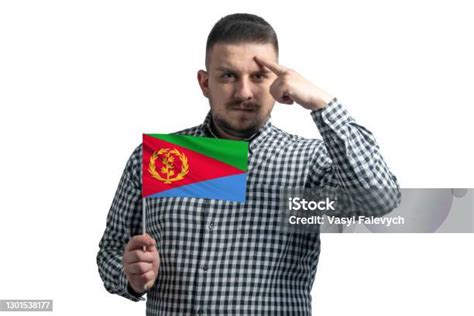 에리트레아의 깃발을 들고 있는 백인 남자와 손가락이 하얀 배경에 고립된 머리에 사원을 만진다 가리키기에 대한 스톡 사진 및 기타 이미지 Istock