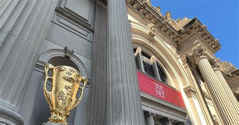Qué Significan Los Trofeos Dorados Que El Met De Nueva York Luce En Su
