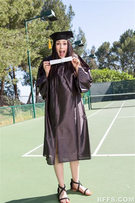 🎓 تاسیس اولین دانشگاه سکس ایده برای عکاسی مراسم فارغ التحصیلی بخش دختران