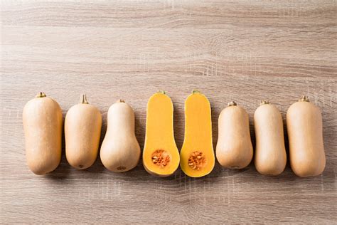 나무 배경에 버터넛 스쿼시 호박 가을 계절에 유기농 야채 0명에 대한 스톡 사진 및 기타 이미지 0명 10월 가을 Istock