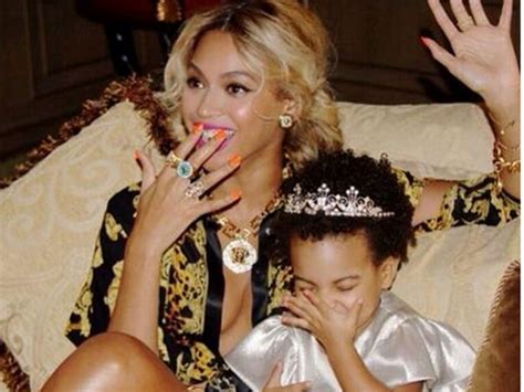 Fans Have Some Interesting Theories About Beyonce S Pregnancy Photo Look Magazine