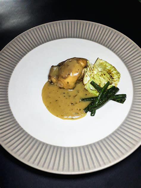 有关五颜六色的菜 優雅 创意电镀 可口的 咸味菜肴 垂直拍摄 大盤子 奶油酱 室内用餐 巧妙的烹饪 新鲜的食材 早午餐 时令蔬菜 桌面設置 烹飪 烹饪灵感 烹饪