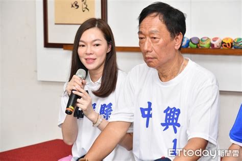 影／緊牽郭台銘的手！曝曾馨瑩「3個小細節」超貼心甜笑：我願意站出來 Ettoday政治新聞 Ettoday新聞雲