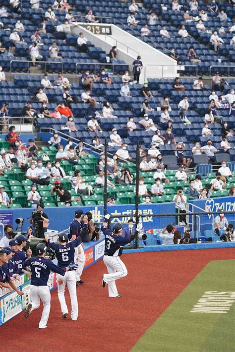 ＜ロ・西＞初回表1死一、二塁から西武・山川は右越えに3ラン。スタンドに向かってどすこい（撮影・長久保 豊） ― スポニチ Sponichi