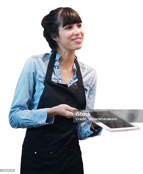 검은 앞치마를 입고 웃는 백인 여성 바리 스타는 고객이 Qr 코드를 스캔하여 음료수를 지불하고 클리핑 경로가있는 흰색 배경에 고립 된 은행 업무의 응용 프로그램을 사용하여