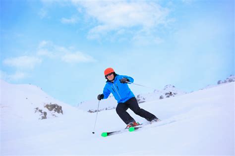 아마추어 겨울 스포츠 알파인 스키 스키 리조트에서 시니어 남자 스노우 스키스키 스키 높은 산 눈 덮인 풍경입니다 알프스 산 유럽 이탈리아 건강한 생활방식에 대한 스톡 사진