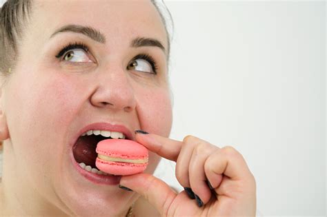 한 입만 마카롱 쿠키 과자 달콤한 프랑스 케이크 십 대 소녀 치과 치료 과자 포스터 배너 헤더 복사 공간을 가진 십 대 아이 건강관리와 의술에 대한 스톡 사진 및 기타