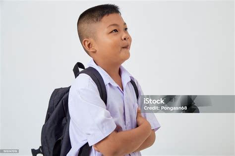 태국 교복을 입고 배낭 가방을 들고 흰색 배경 배너에 책을 들고 서 있는 어린 아시아의 귀여운 소년 학교로 돌아가기 14 15 살에 대한 스톡 사진 및 기타 이미지 Istock