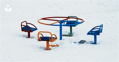 눈 덮인 땅에 빨간색과 파란색 금속 프레임 사진 Unsplash의 무료 Россия 이미지