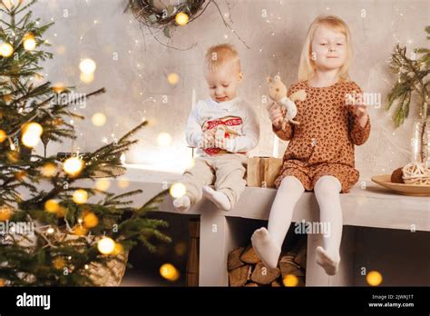 Piccolo Fratello E Sorella Giocano La Vigilia Di Natale In Una Bella