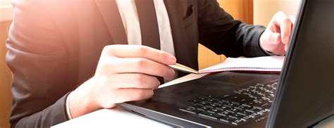 사무실에서 일하고 책상에 앉아 노트북 컴퓨터 화면을 보고 미소짓는 젊은 사업가 가정의 방에 대한 스톡 사진 및 기타 이미지 가정의 방 고용과 노동 긍정적인 감정 표현