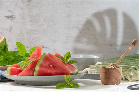 부엌 테이블에 잘 익은 수박과 신선한 민트의 구성 잘 익은 여름 수박 육즙이 많은 수박 식탁에 제철 과일의 개념 0명에 대한 스톡 사진 및 기타 이미지 Istock