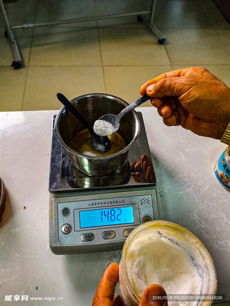 厨房秤上的烹饪材料称量摄影图其他餐饮美食摄影图库昵图网