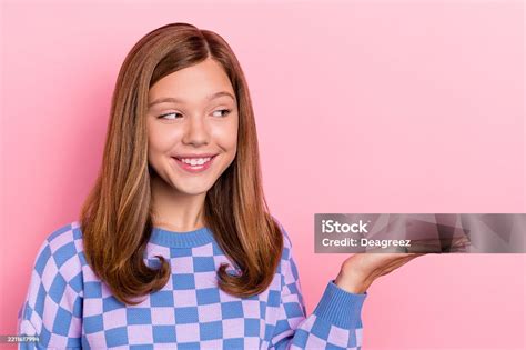 금발 머리 예쁜 십대 소녀 보류 보기 프로모션 착용 파란색 스웨터 핑크 컬러 배경에 고립 된 사진 12 13세에 대한 스톡 사진 및 기타 이미지 Istock