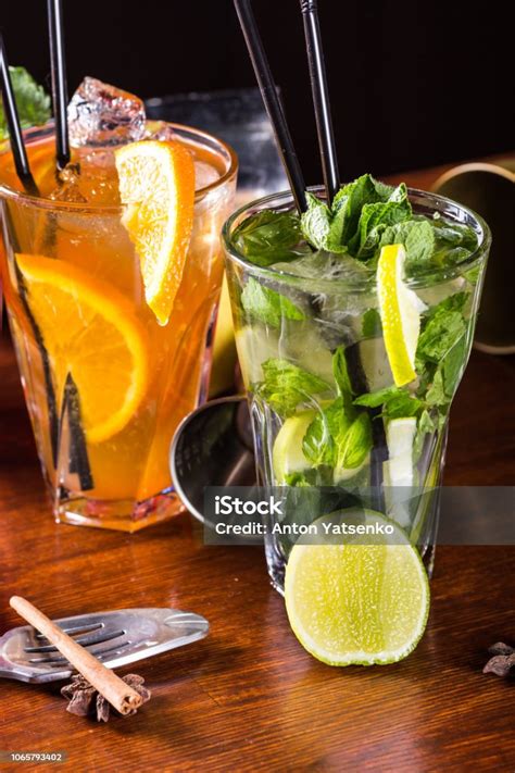위스키콜라 칵테일 모 히 토 칵테일 오렌지 칵테일 딸기 칵테일 유리 안경 빨 대와 함께 액세서리 바 쉐이 커 숟가락 나무 스탠드에 향미료 0명에 대한 스톡 사진 및 기타