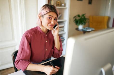 Mujer Joven Con Cabello Rosado Posando Foto Gratis