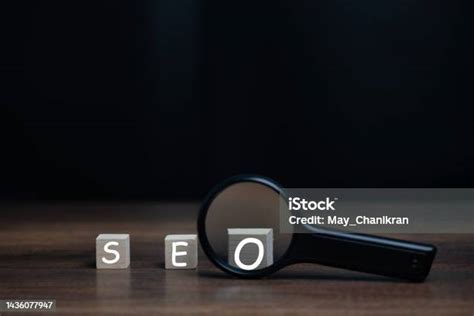 Seo 나무 블록 휴대 전화 스마트 폰 컴퓨터 웹 페이지 웹 사이트 소셜 미디어 순위 및 속도를위한 검색 엔진 최적화 기술이 있는 돋보기 0명에 대한 스톡 사진 및 기타