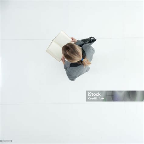 흰색 배경 앞에서 걷는 1 인 전체 길이 직접 2029 세 성인 아름다운 포니 테일 백인 여성 젊은 여성 비즈니스 사람 사업가