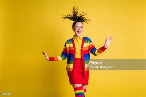 사진 펑키 미소녀 공기바람 머리 착용 무지개 롱 양말 스커트 고립 된 밝은 색 채광 갈색 머리에 대한 스톡 사진 및 기타 이미지 갈색 머리 곱슬 머리 긍정적인 감정