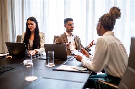 사무실에서 구직자를 인터뷰하는 사업가 3 명에 대한 스톡 사진 및 기타 이미지 3 명 계획 기업 문화 Istock