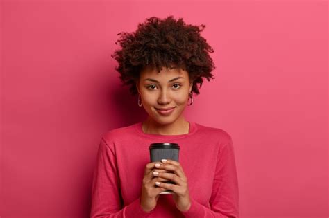 Крупным планом молодая привлекательная и харизматичная женщина изолирована Бесплатно Фото