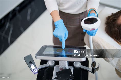 전문 피부과 클리닉에서 미용 치료 고주파 페이스 리프트 시술 얼굴 피부 관리 노화 방지 얼굴 회춘 미용에서의 전파 페이스 리프팅