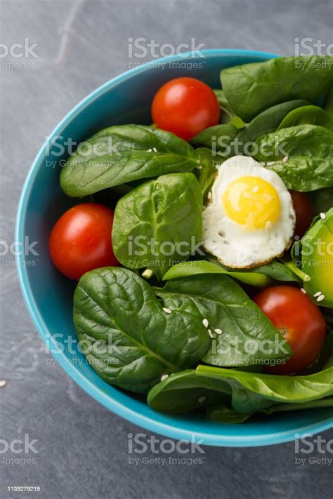 건강 한 음식 개념입니다 어두운 배경에 파란색 그릇에 샐러드 아보카도 토마토 시금치 계란 다이어트 개념입니다 평면도 클로즈업 건강한 식생활에 대한 스톡 사진 및 기타 이미지