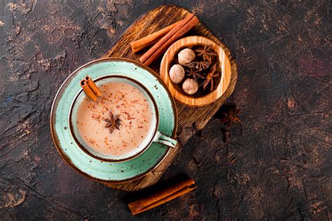 마살라 차 어두운 배경 상단 보기에 컵에 우유와 향신료와 인도 전통 차 텍스트 에 대한 공간을 복사 0명에 대한 스톡 사진 및 기타 이미지 Istock