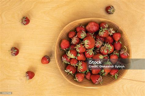 나무 배경에 갓 딴 잘 익은 빨간 딸기로 가득 찬 나무 그릇 비타민이 풍부한 여름 열매 건강한 영양 개념입니다 평면도 플랫 레이 0명에 대한 스톡 사진 및 기타 이미지