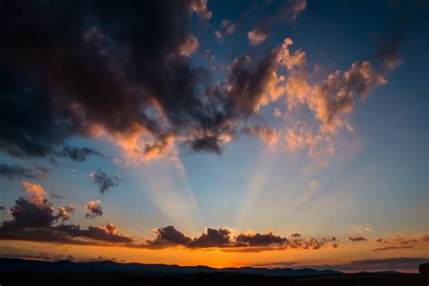 夕暮れの空と伸びた光の写真素材 ぱくたそ