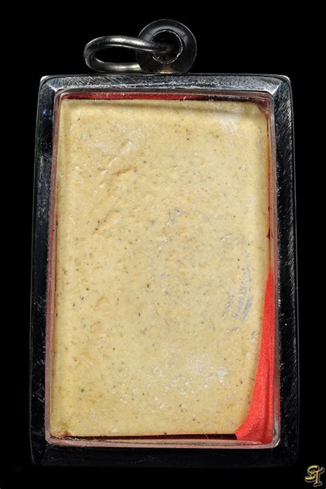 พระสมเด็จวัดระฆังฯ รุ่นอนุสรณ์ฯ 100 ปี พิมพ์เส้นด้ายใหญสภาพสวยเดิมๆประทับหมึกตราด้านหลังเห็นลางๆ