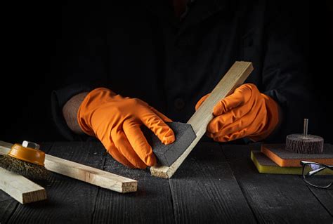 전문 목공인이 연마 도구로 나무 판자를 청소합니다 작업 중 빌더 클로즈업의 손 개조 또는 건설 아이디어 건설 산업에 대한 스톡 사진 및 기타 이미지 Istock