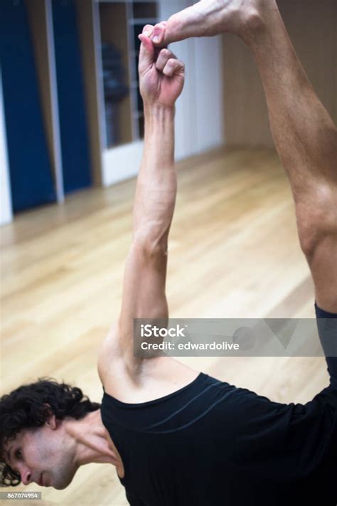 남자 요가 교사 체육관 피트 니스 스튜디오에서 연습 하 고 아사 나 자세를 고급 강사에 대한 스톡 사진 및 기타 이미지 강사 건강한 생활방식 교사 교육 관련 직업