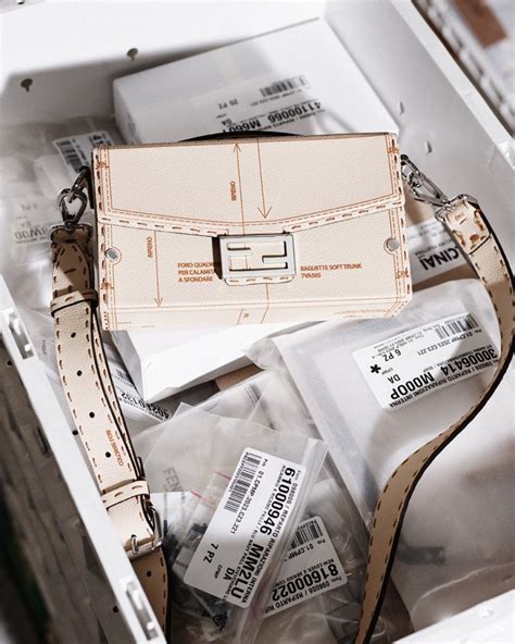 펜디 남성을 위한 소프트 트렁크 바게트 출시 패션서울