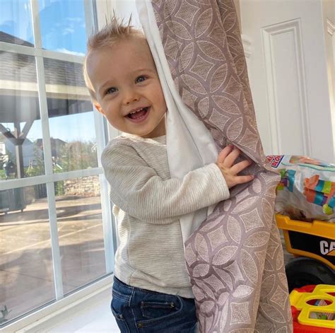 엄마 아빠가 갓 태어난 여동생을 데리고 왔다